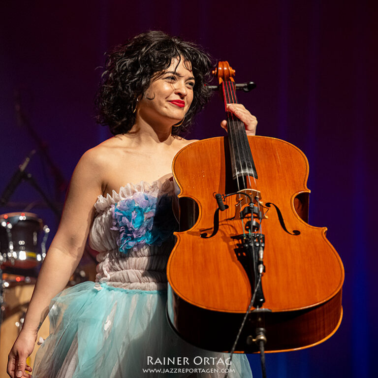 Ana Carla Maza - bei Jazzwoche Burghausen und den Theaterhaus Jazztagen