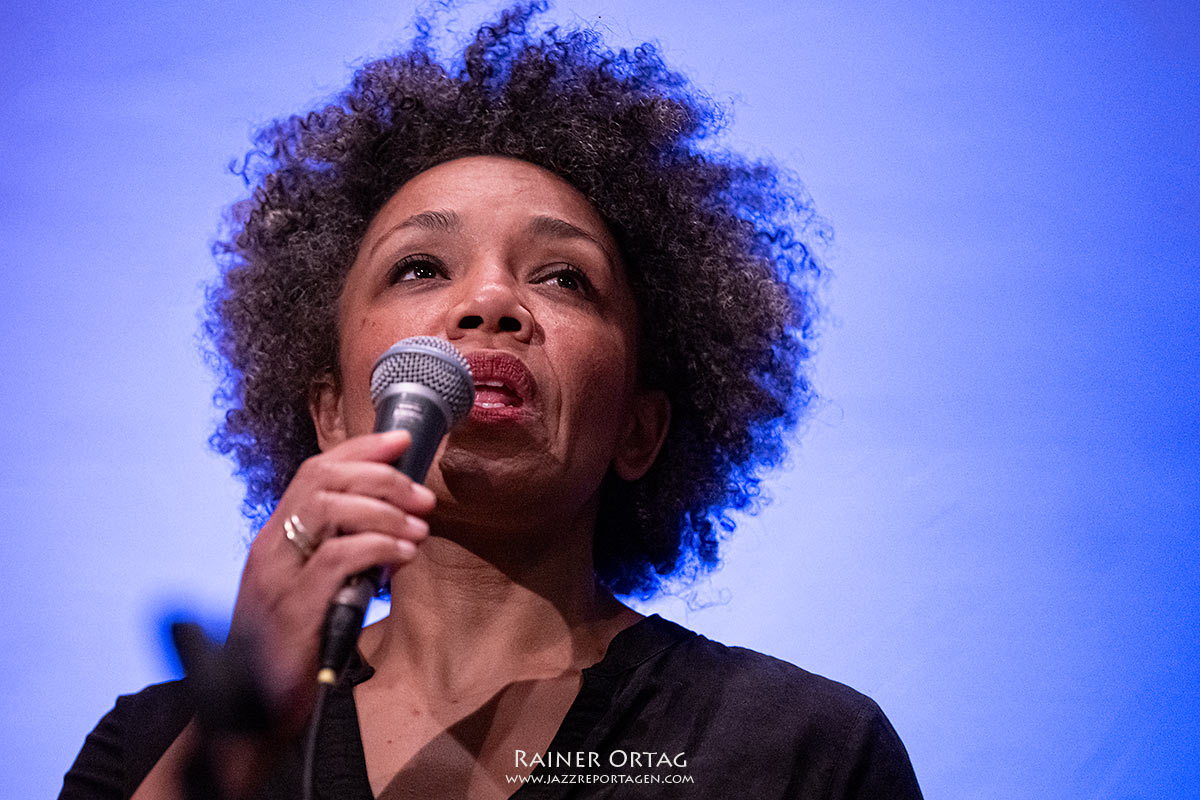 Fola Dada & Friends play the Blues in Schönaich - Jazzreportagen.com